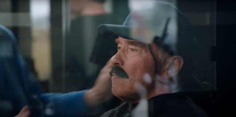 Epic prank! Arnold Schwarzenegger huijaa autokaupassa valepuvullaan ...