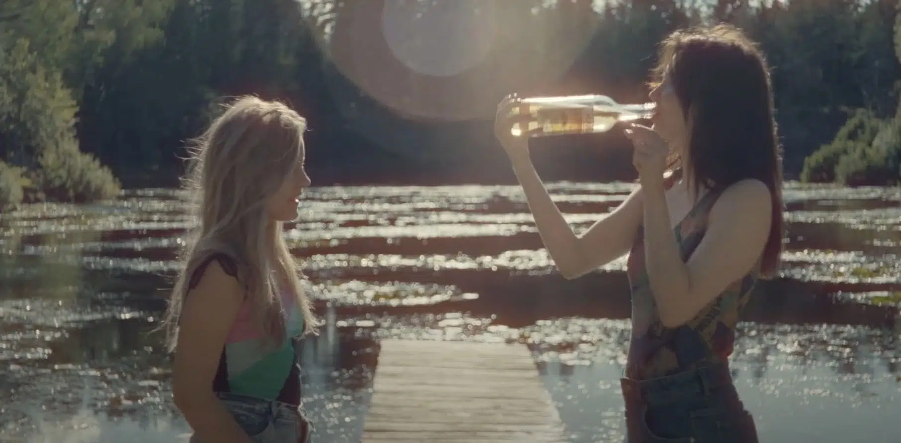 Valoa valoa valoa on kahden teinitytön välinen ensirakkaustarina ...