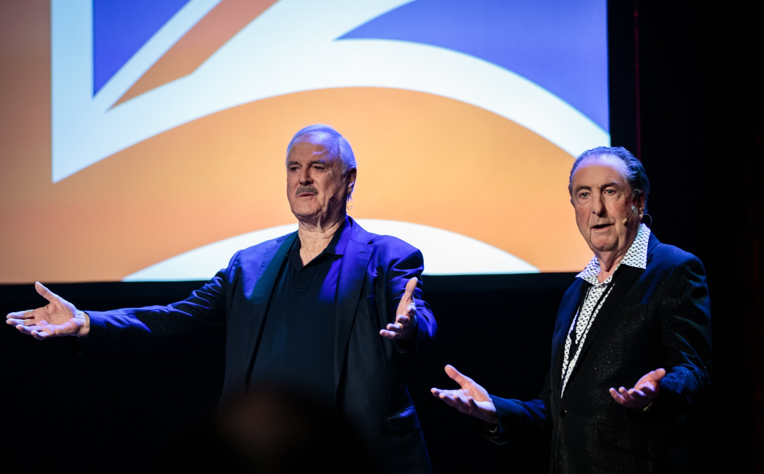 Eric Idle ja John Cleese sanasodassa – Monty Python -tähdet ...