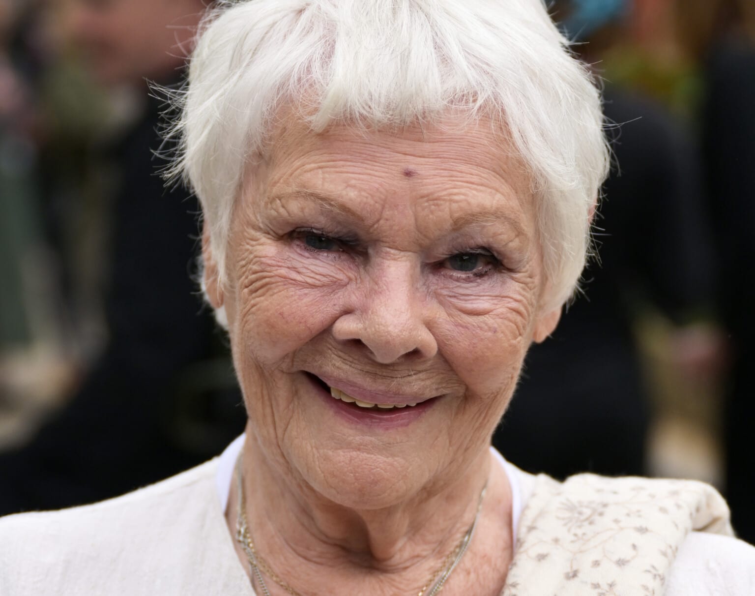 Judi Dench, 88, ei näe enää kuvauksissa mitään: "En ole vielä löytänyt ...