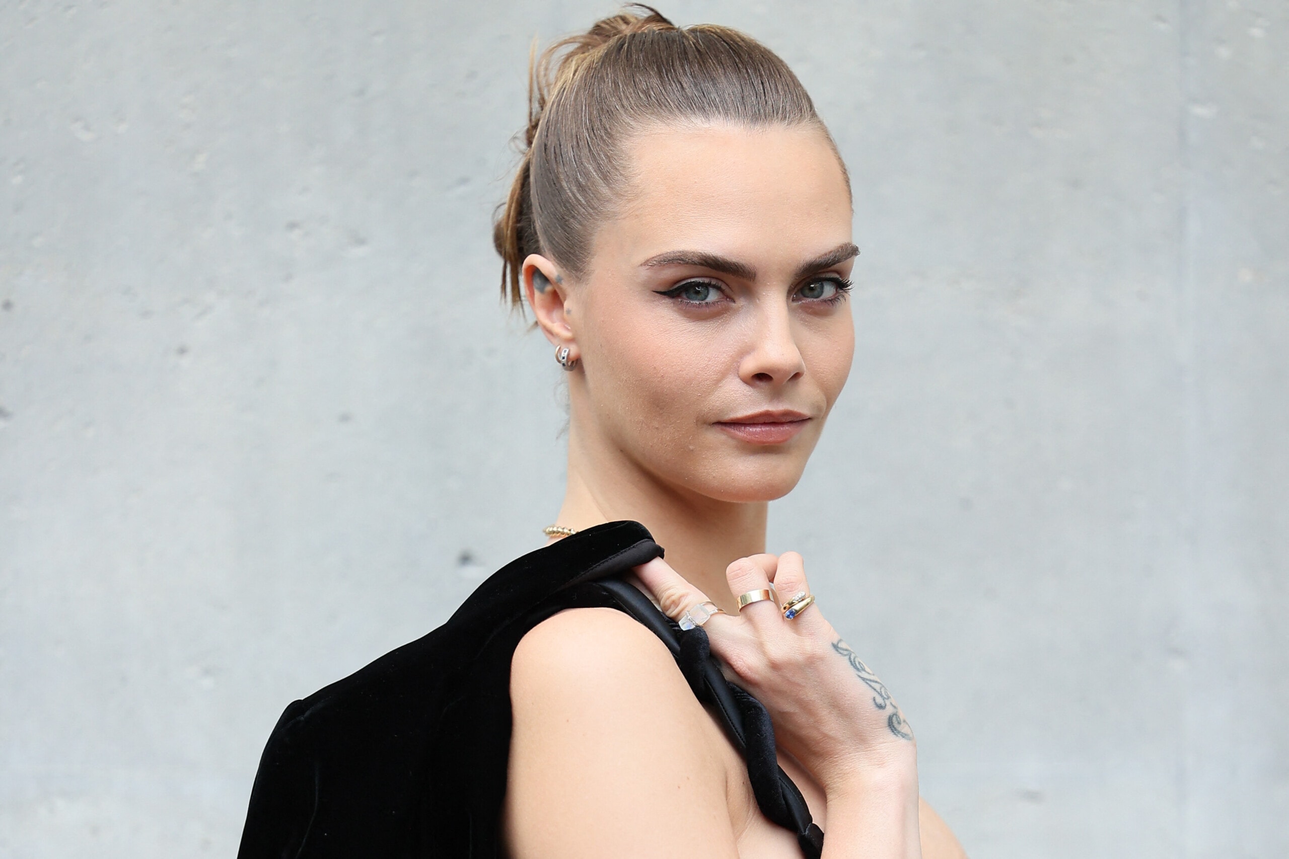 Cara Delevingne poseeraa ilman rintaliivejä, kuvaajaa kritisoidaan ...