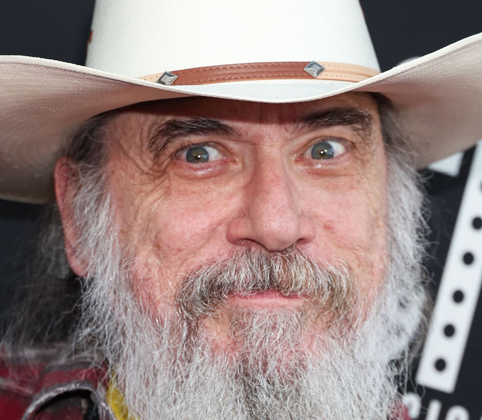 Boratin ohjaaja tykittää: "Maailma on tässä pisteessä ja yhdet tehtailevat 250 miljoonan ...