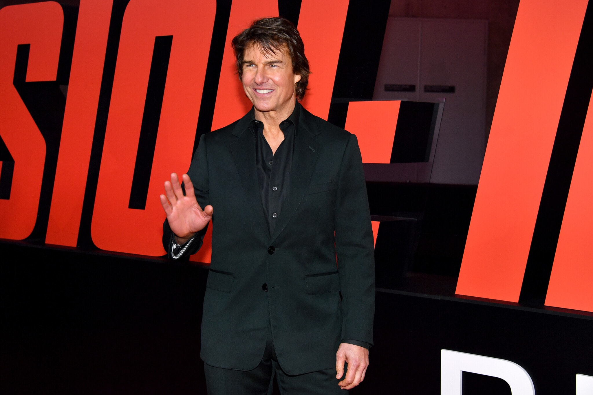 Tom Cruise allekirjoitti sopimuksen Warner Bros. -studion kanssa ...