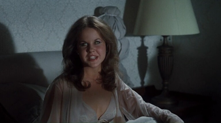 Alastonkuvauksissakin viihtynyt Manaajan hernerokkatyttö Linda Blair täytti 65 – tältä hän ...