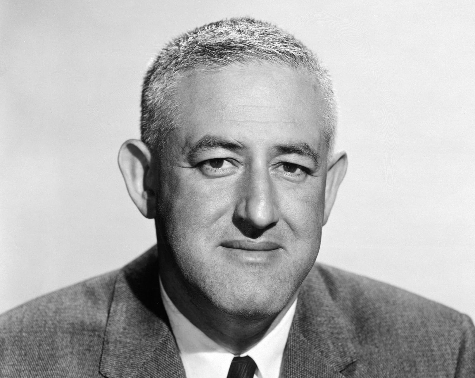 Sähköshokkeja penkeissä ja valtava luuranko vyöryi kohti katsojia ...