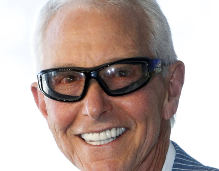 Mies ja alaston ase ja Hei me lennetään! -elokuvat tehtaillut Jim ...