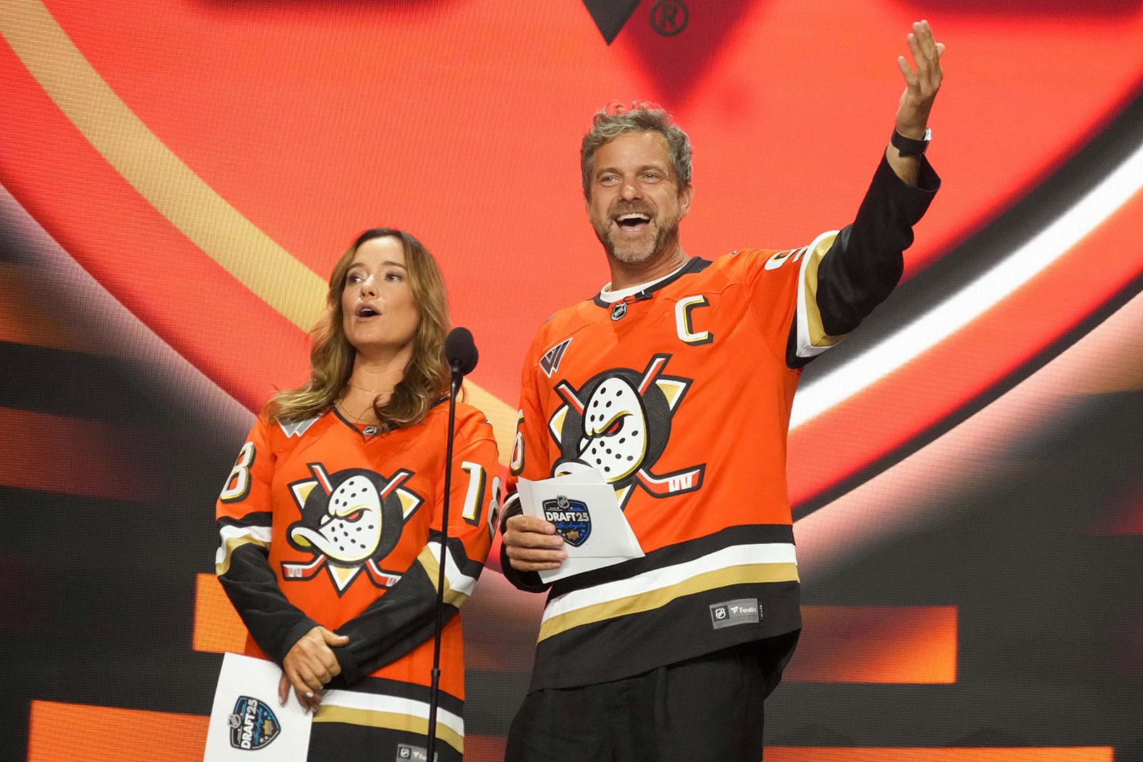 Joshua Jackson on Anaheimin ankka myös oikeassa elämässä – Esiintyi NHL ...
