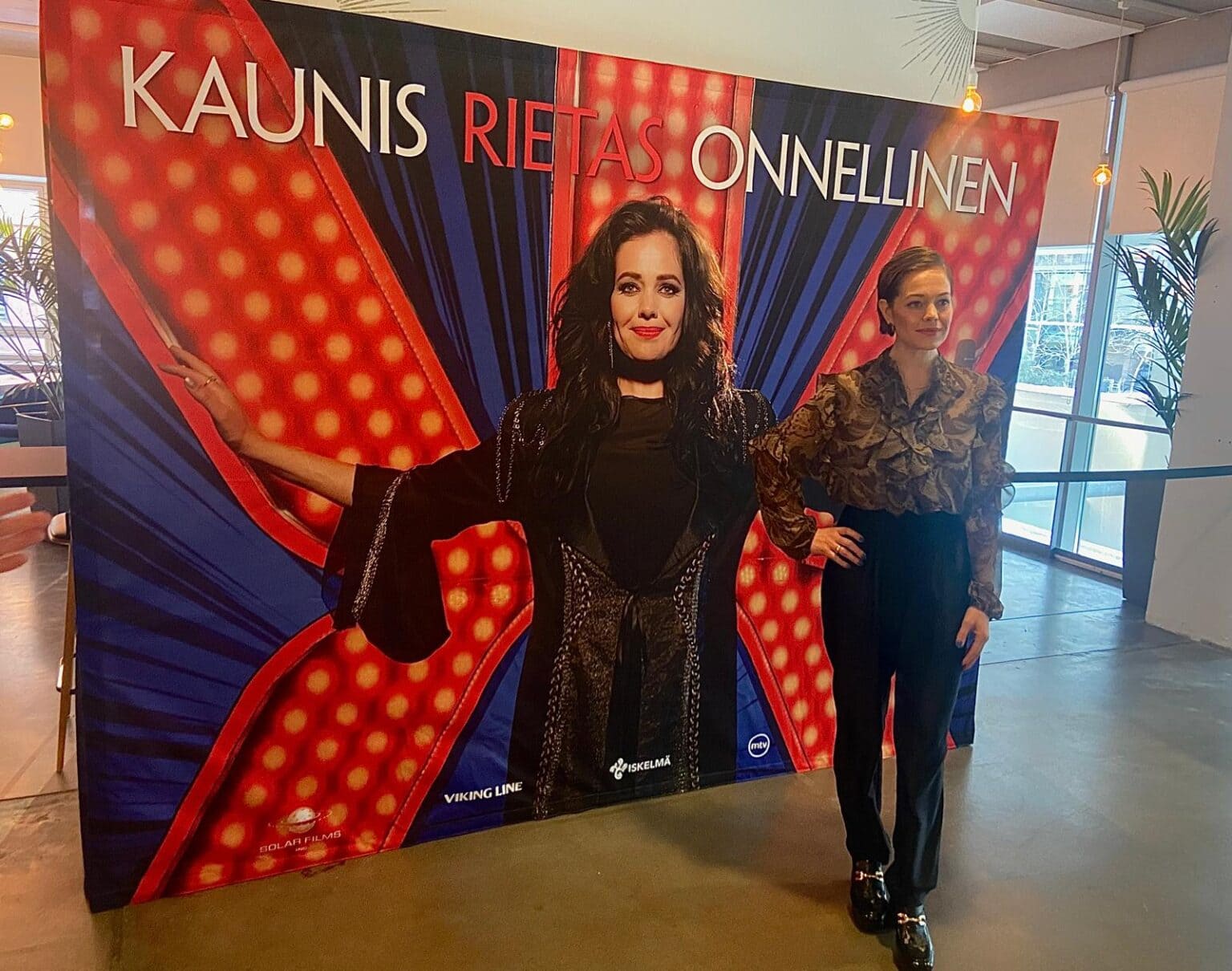 “Rakkaus, selviytyminen ja vahvan ihmisen yksinäisyys” – Oona Airola ja ...